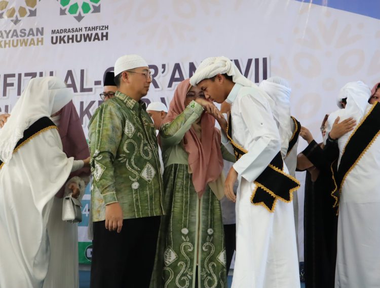 Ibnu Sina Tutup Daurah Tahfizh Al-Qur'an dan Wisuda Akbar - Klikkalsel.com